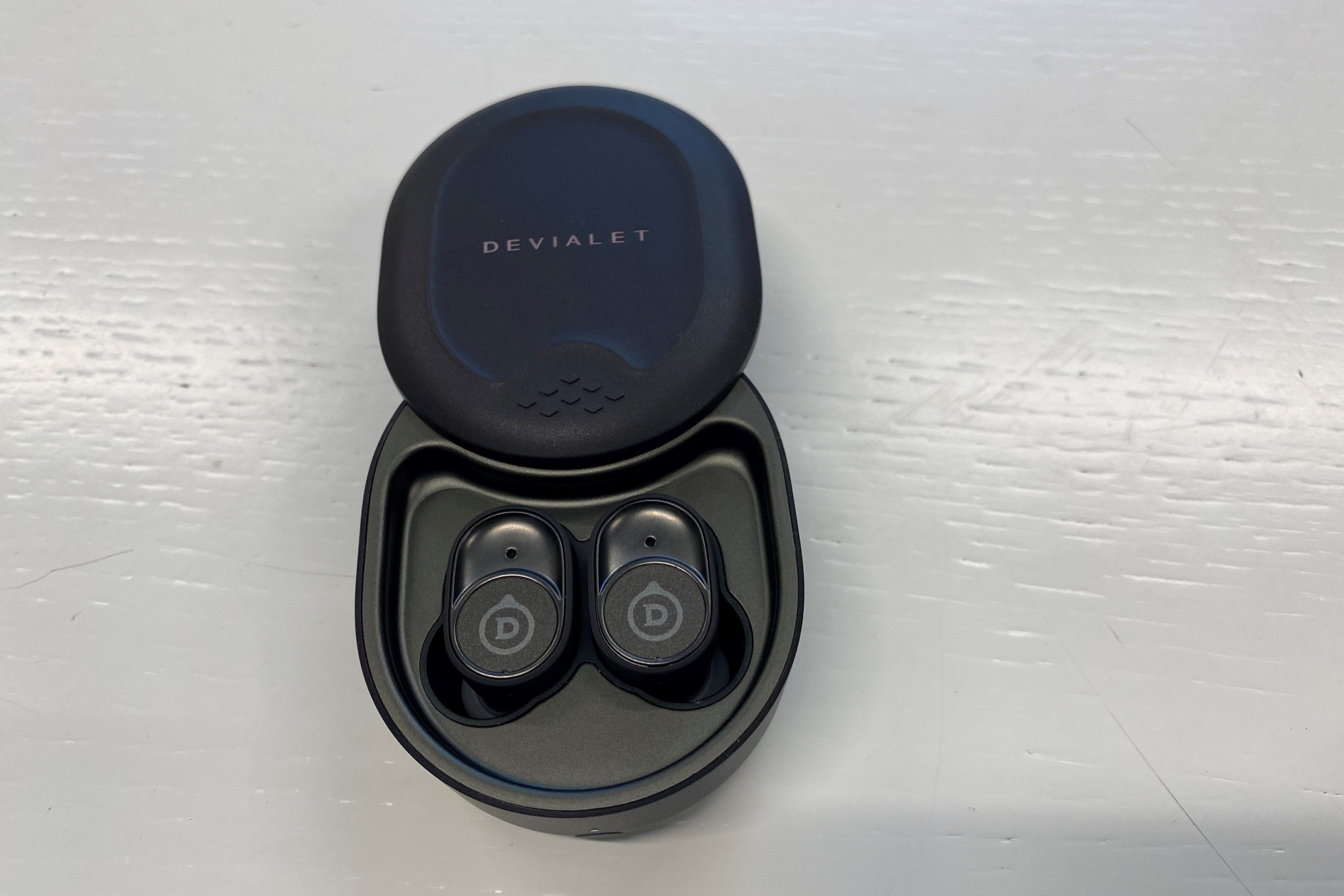 La marque de luxe Devialet lance ses premiers écouteurs sans fil à un ...