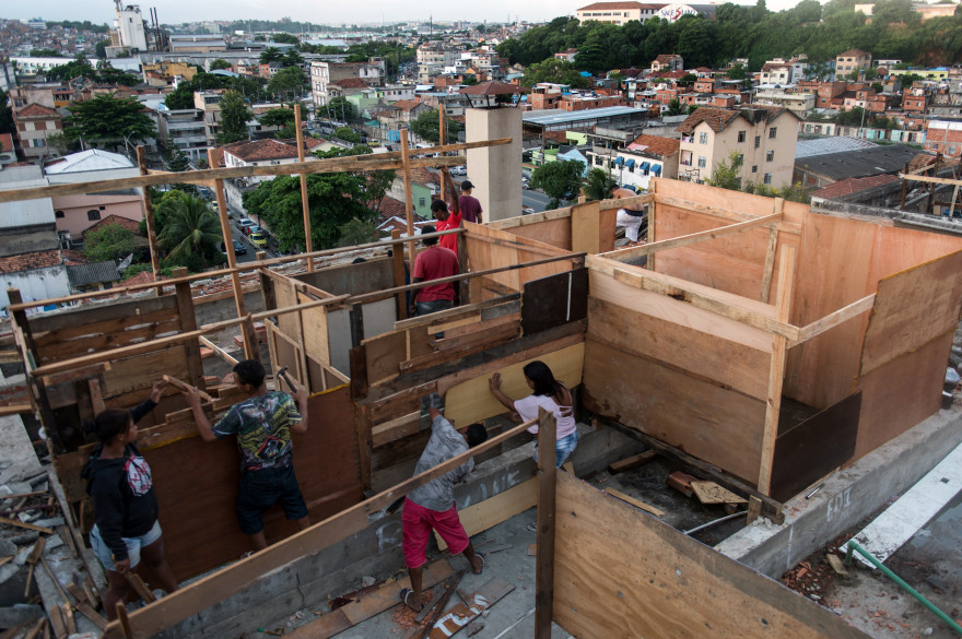 Brésil : à deux mois du Mondial, une nouvelle favela se construit à Rio ...