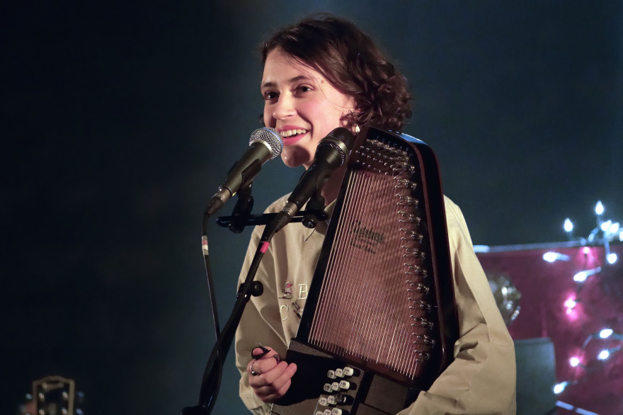 Pomme, une artiste qui veut "rééquilibrer" le monde de la musique