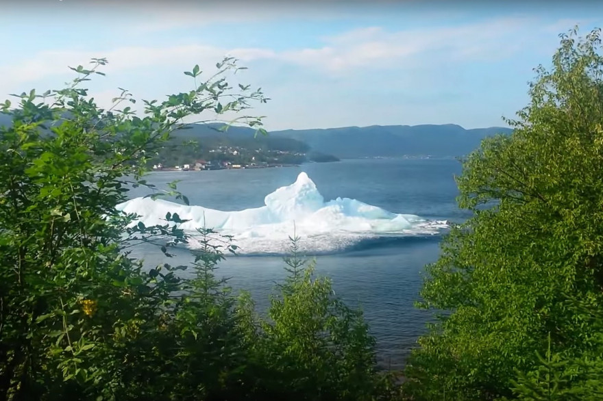 VIDÉO - Canada : un iceberg explose à quelques mètres du rivage