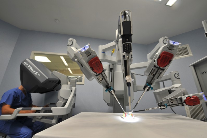Médecine : les robots vont-ils complètement remplacer les hommes
