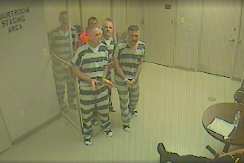 VIDÉO - Des prisonniers s'échappent de leur cellule pour secourir un ...