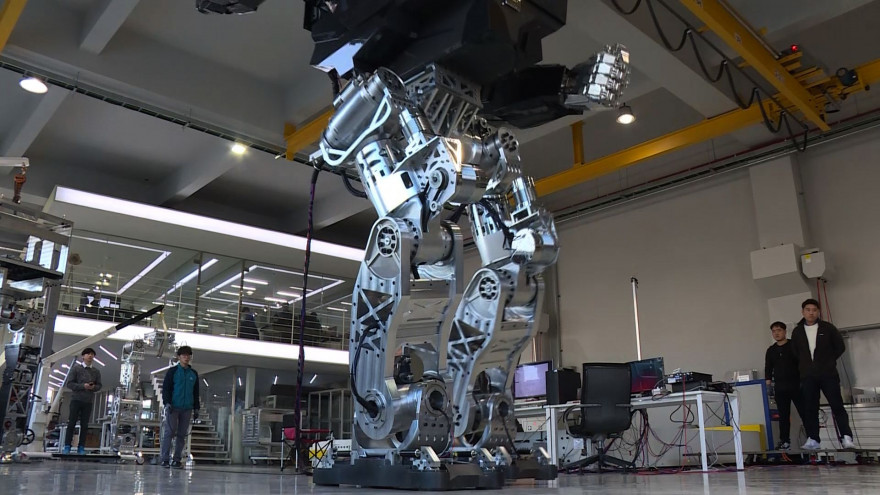 VIDÉO - Ce robot géant fait ses premiers pas, en attendant d'aider l ...