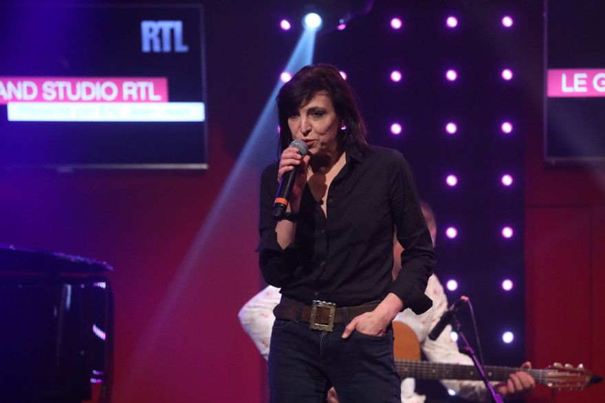 VIDÉOS - Jil Caplan interprète 2 titres dans "Le Grand Studio RTL"