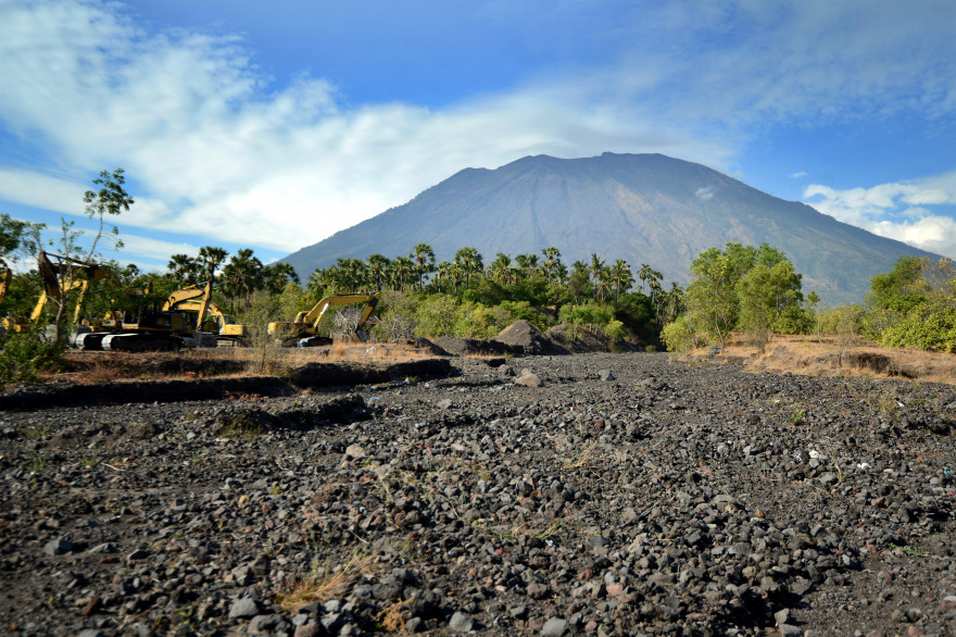 VIDÉO - 50.000 personnes fuient une éruption volcanique à Bali