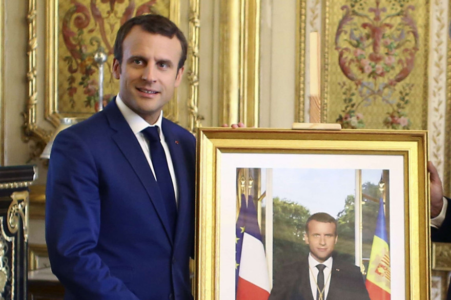 Un maire recadre le portrait de Macron pour dénoncer la baisse des ...