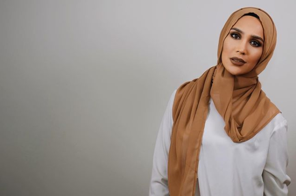 Amena Khan, premier mannequin voilé pour L'Oréal Paris, renonce à une ...