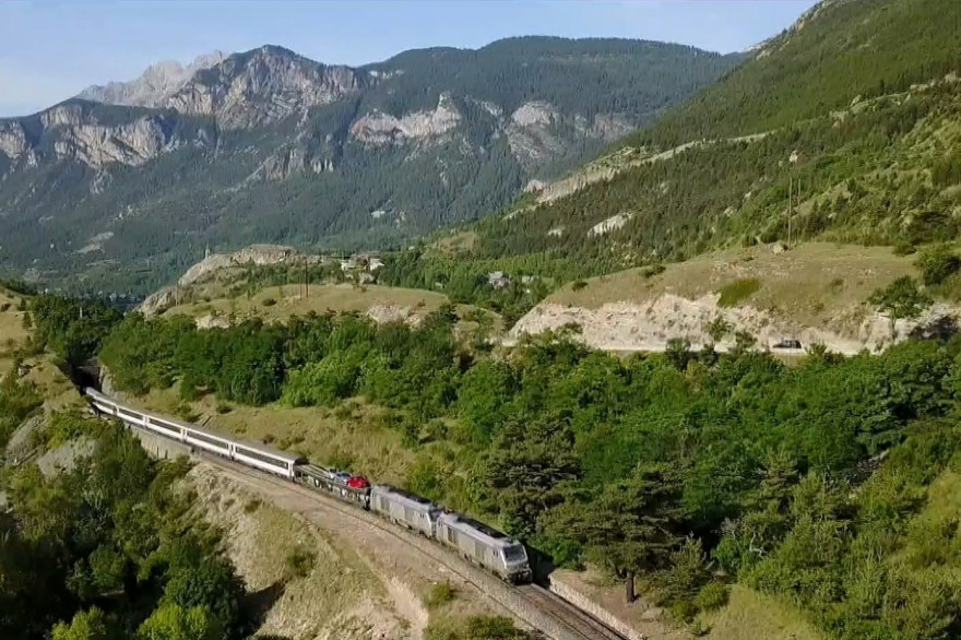 VIDÉO - SNCF : les trains de nuit, ode à la lenteur dans une France à ...