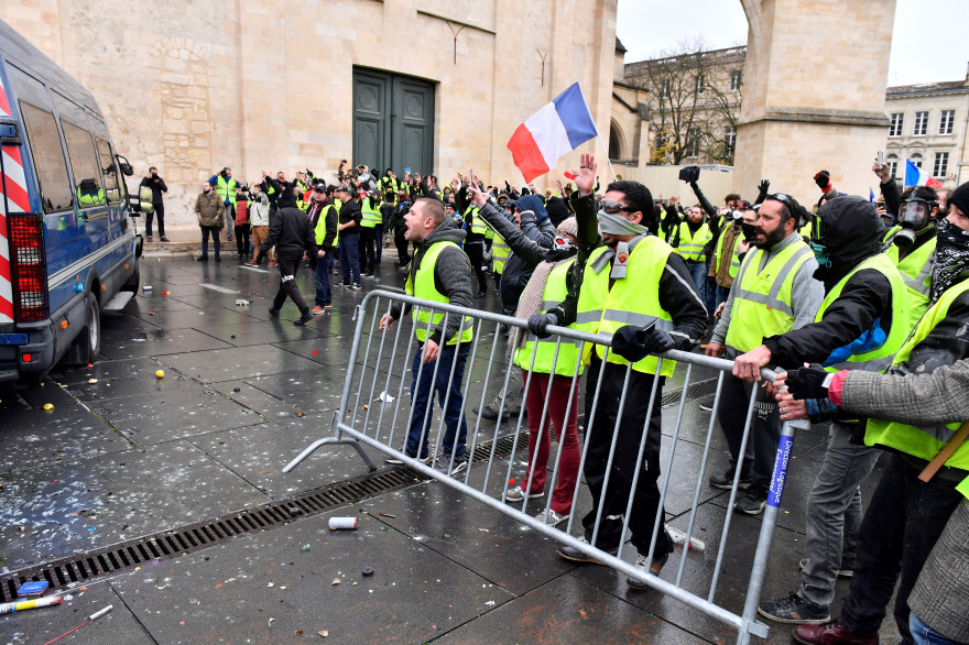 "Gilets jaunes" : "Macron doit nous écouter pour que la violence cesse", estime un porte-parole