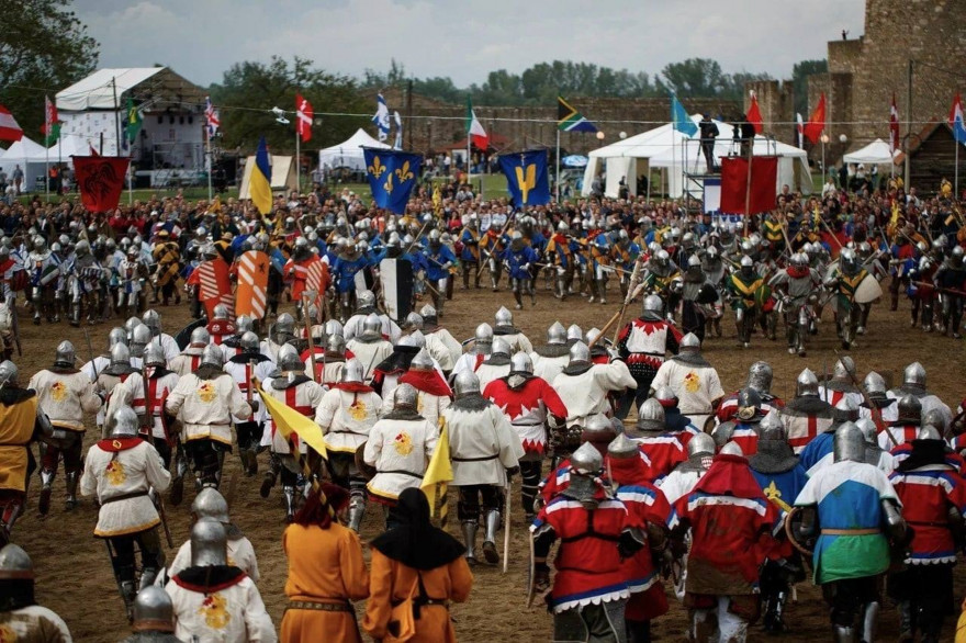 Le béhourd, ce sport méconnu où des athlètes combattent en armure