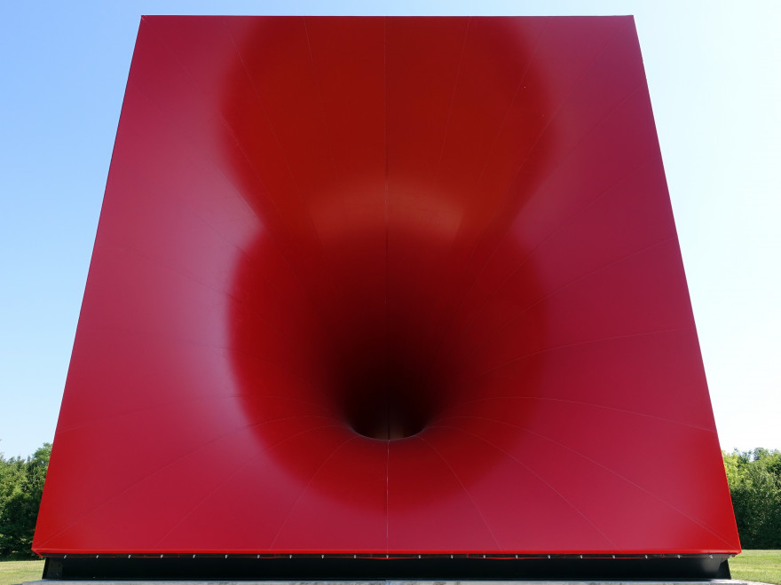 Une sculpture d'Anish Kapoor à Versailles vandalisée avec de la peinture